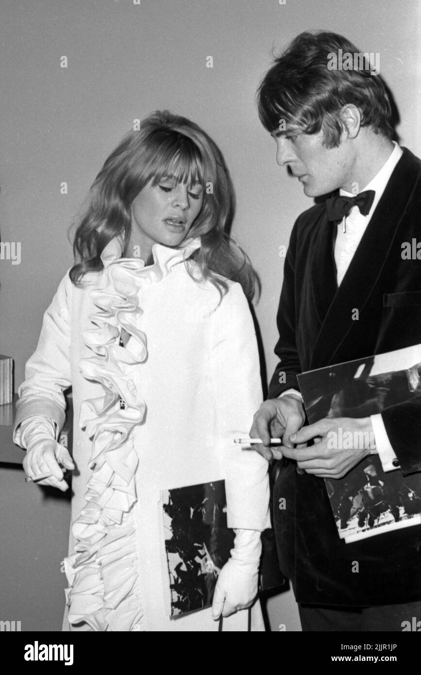 Julie Christie et Don Bessant à la première fête du Dr Zhivago en 1965 ...
