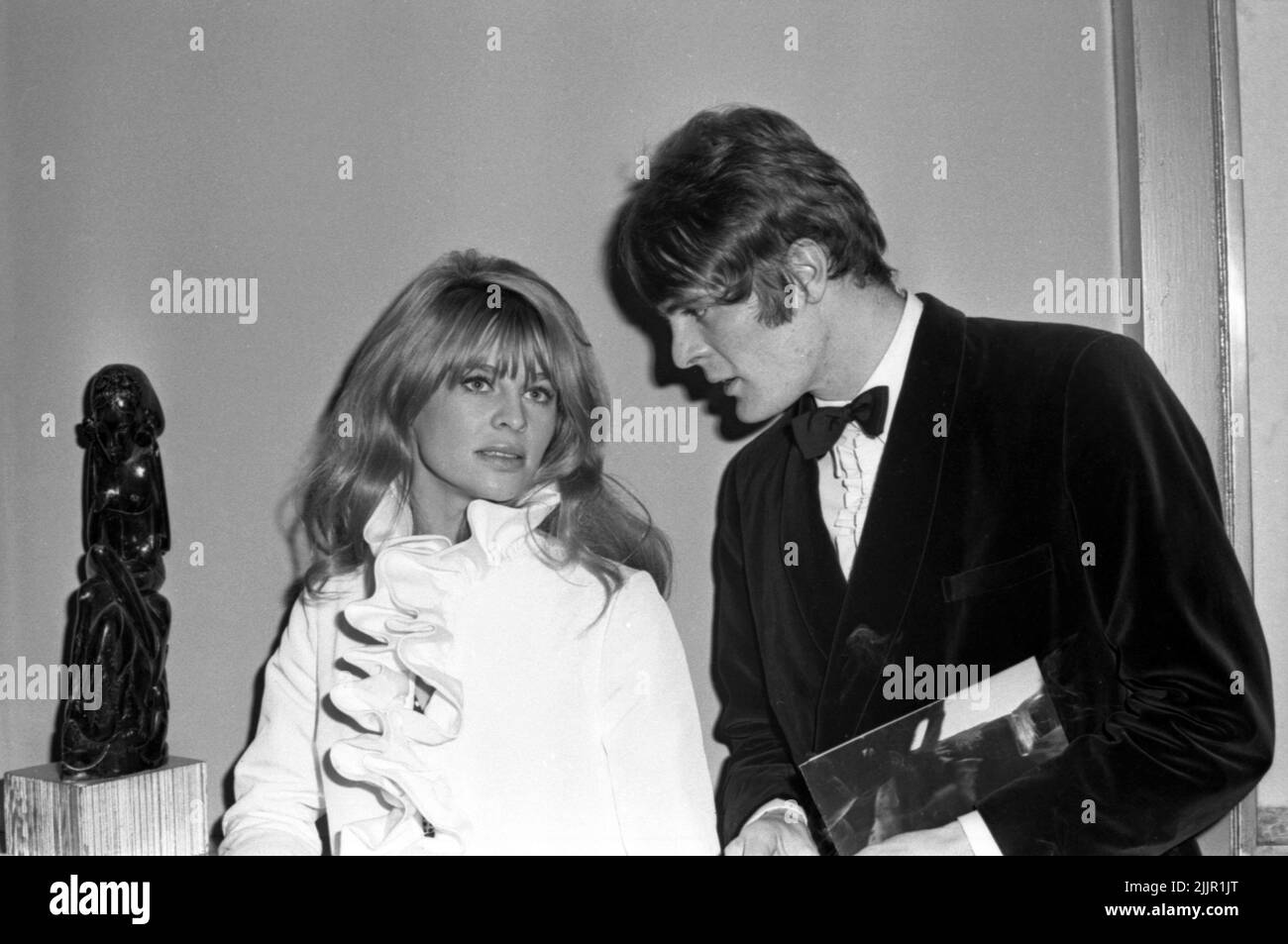 Julie Christie et Don Bessant à la première fête du Dr Zhivago en 1965 ...