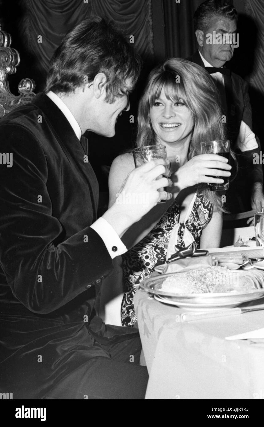 Julie Christie et Don Bessant à la première fête du Dr Zhivago en 1965 ...