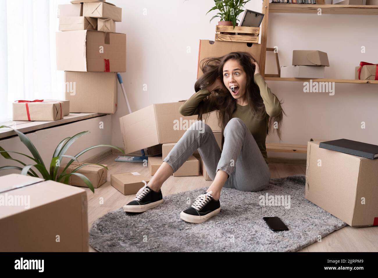 une jeune femme se déplace dans une nouvelle maison, une fille s'assoit ... une jeune femme se déplace dans une nouvelle maison, une fille s'assoit ...