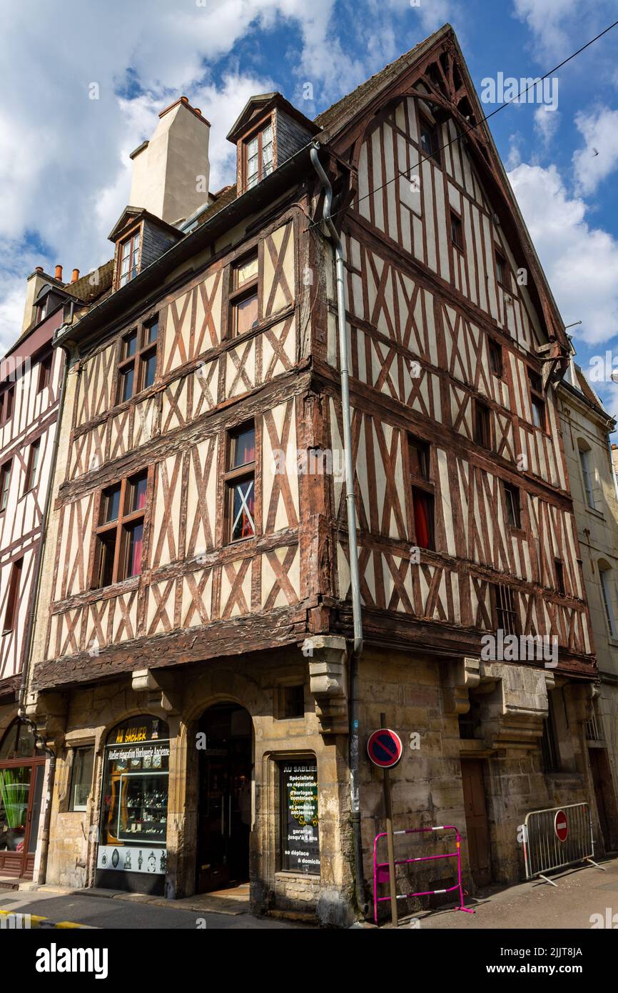 Bâtiment français traditionnel Banque de photographies et d’images à ...