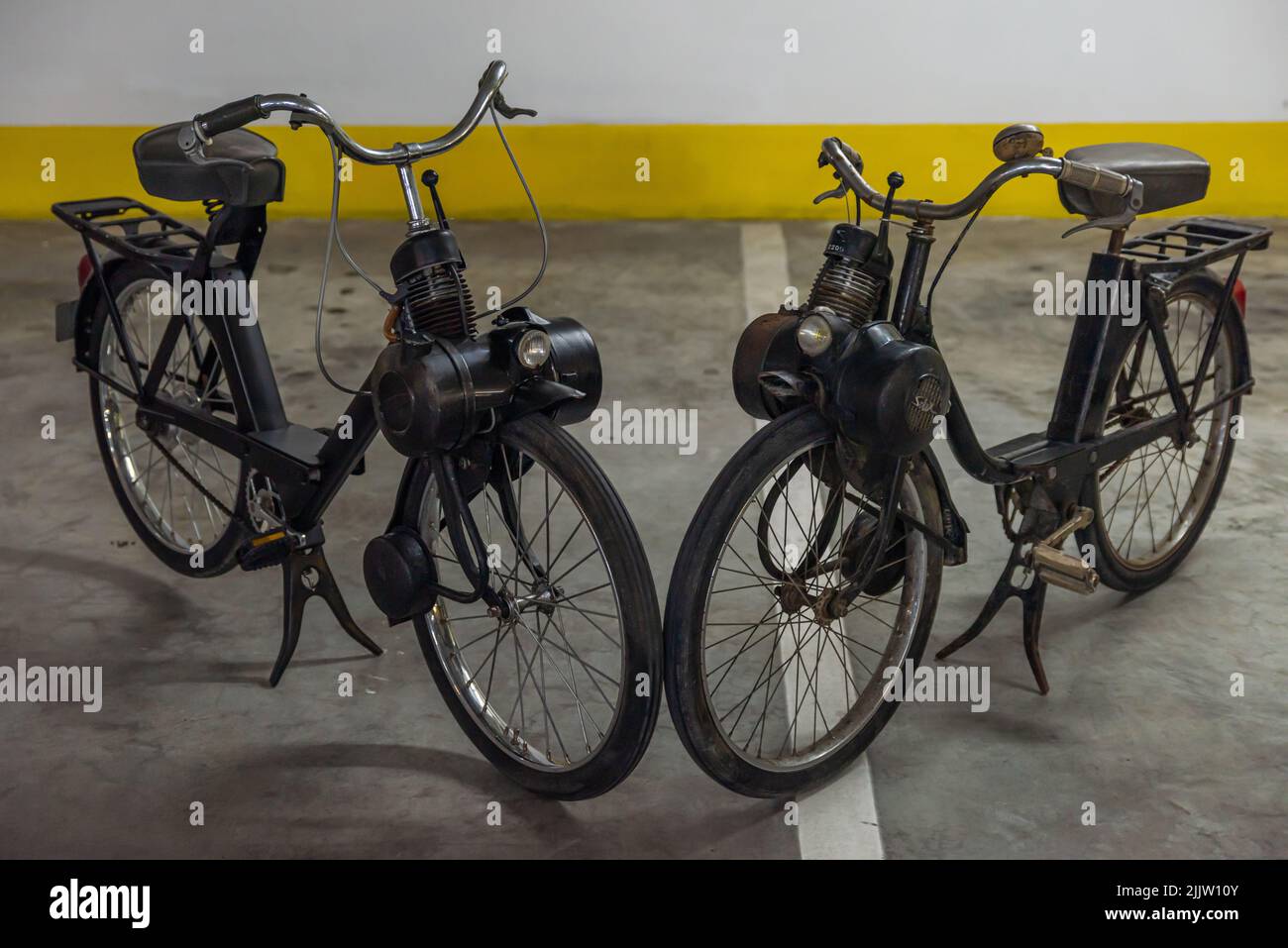 Vélo solex Banque de photographies et d’images à haute résolution - Alamy