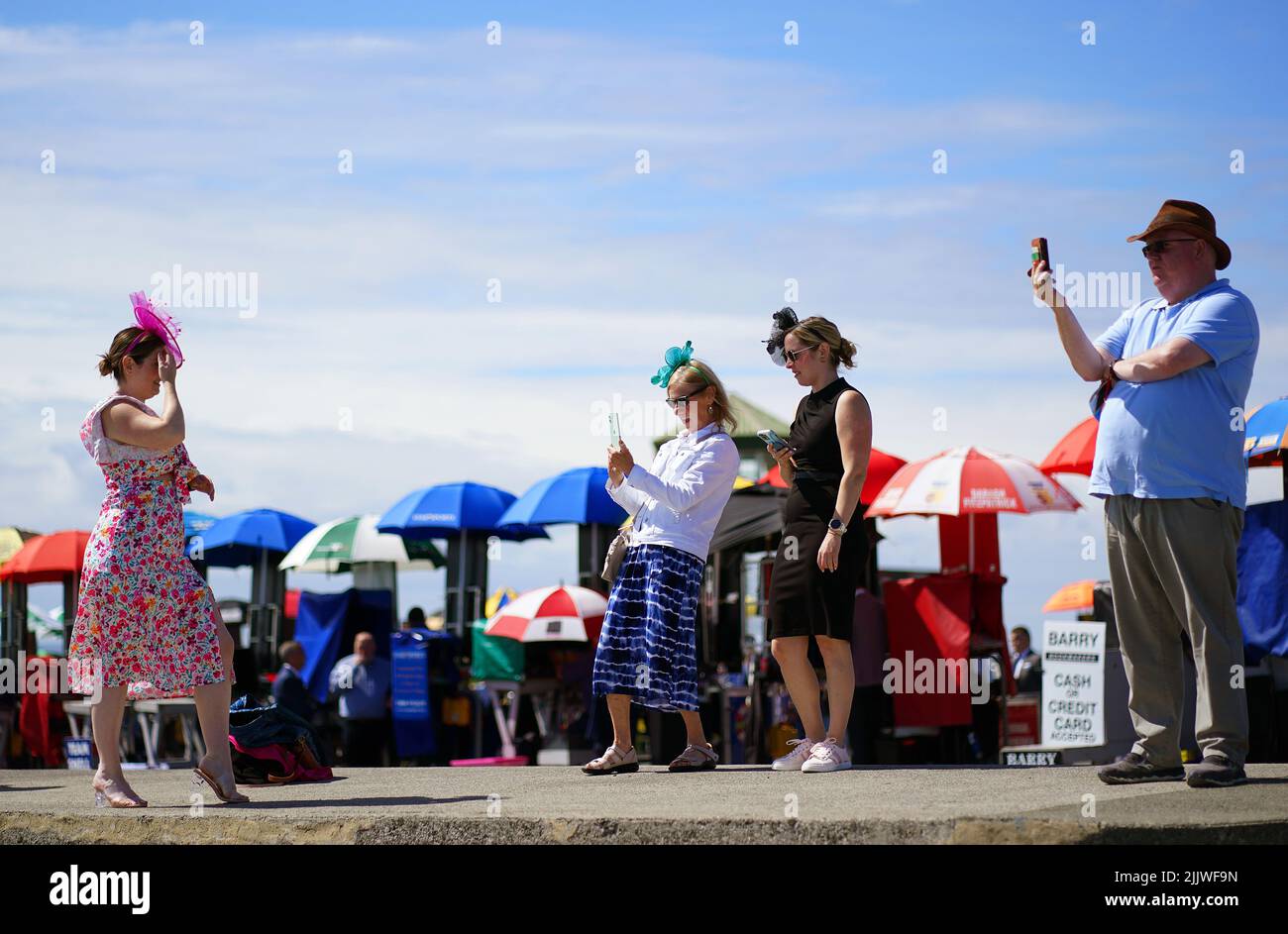 Les dames posent pour des photos le jour des dames pendant le quatrième jour du Galway races ...