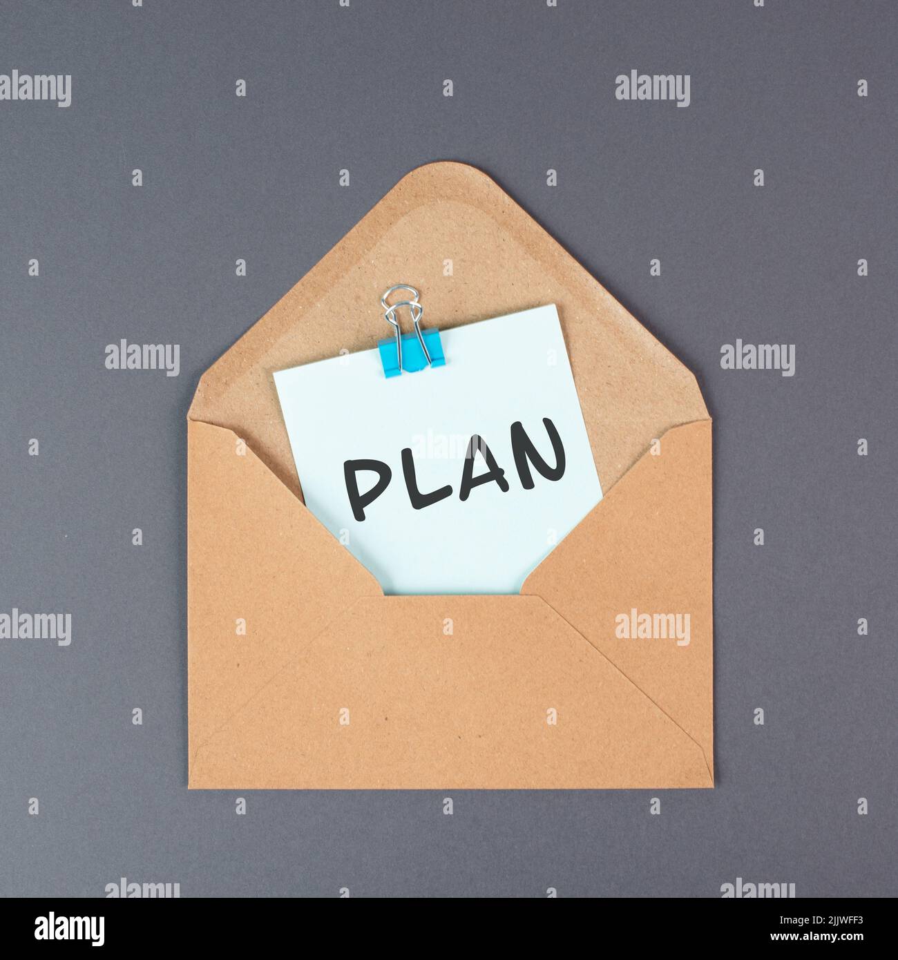 Papier avec le mot plan à l'intérieur d'une enveloppe, la planification ...
