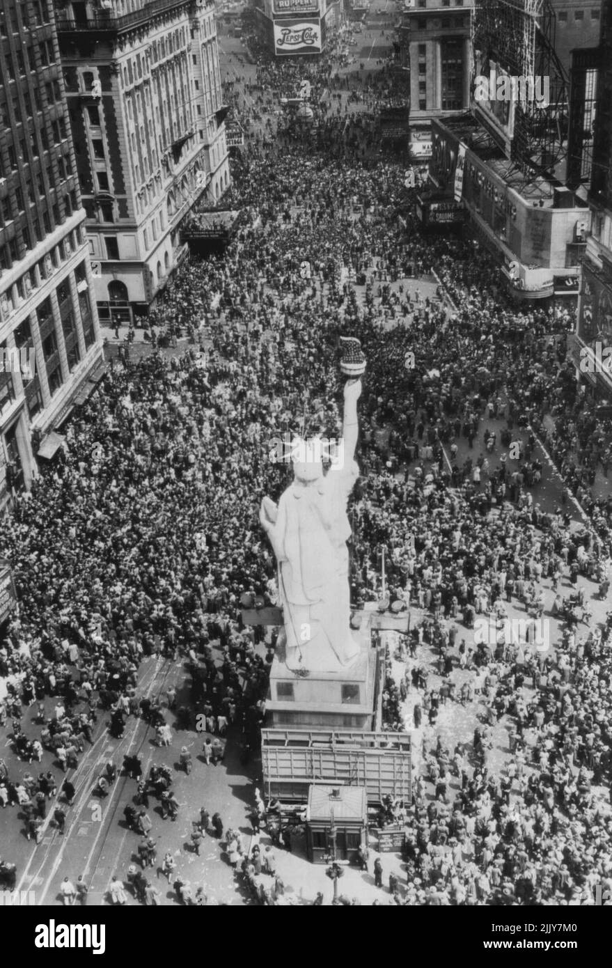 Times Square Crowd Cheers German capitulation -- la reproduction ...
