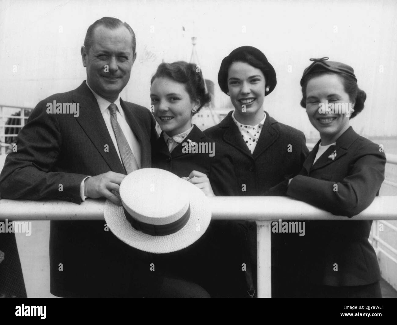 Famille à Londres -- (de gauche à droite) Robert Montgomery, Anne ...