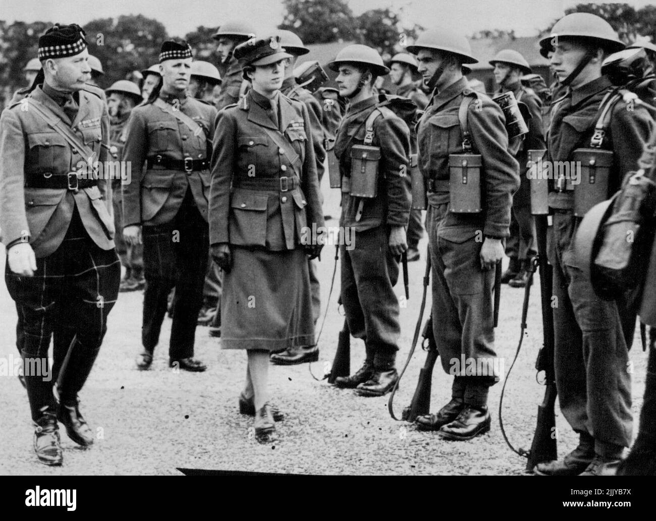 La princesse royale inspecte son propre régiment -- la princesse royale ...