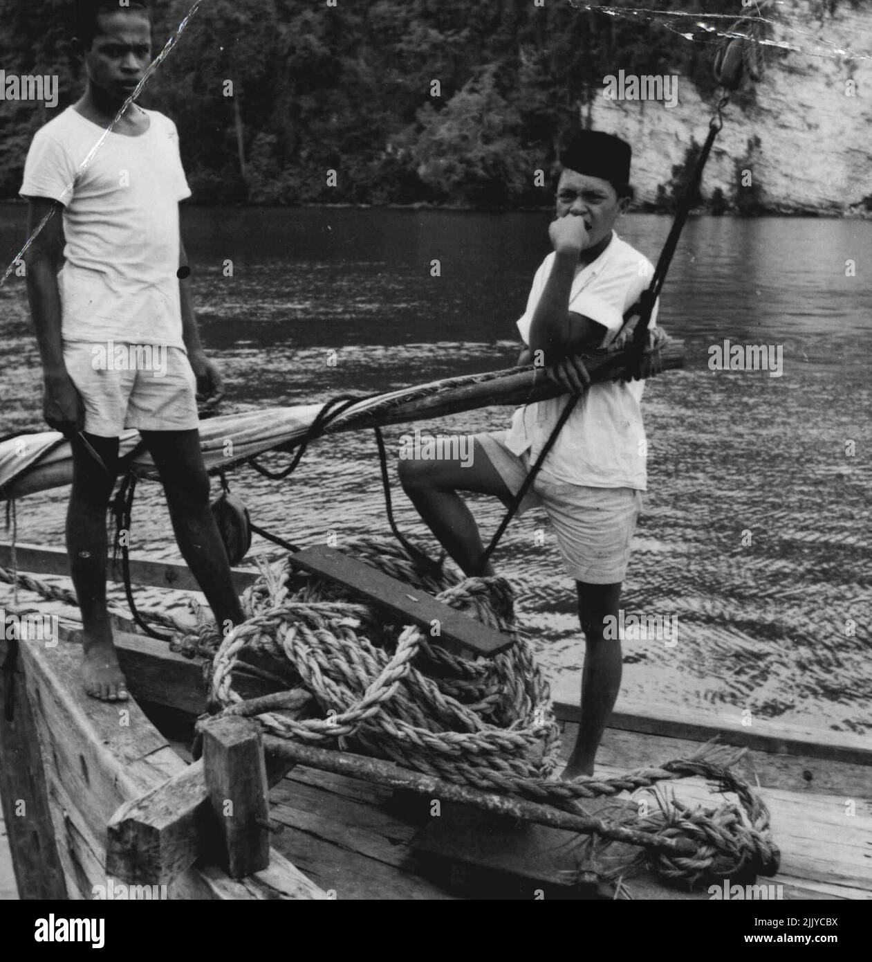 Orang Laut - des jeunes Malays marins typiques sur les arceaux de leur ...