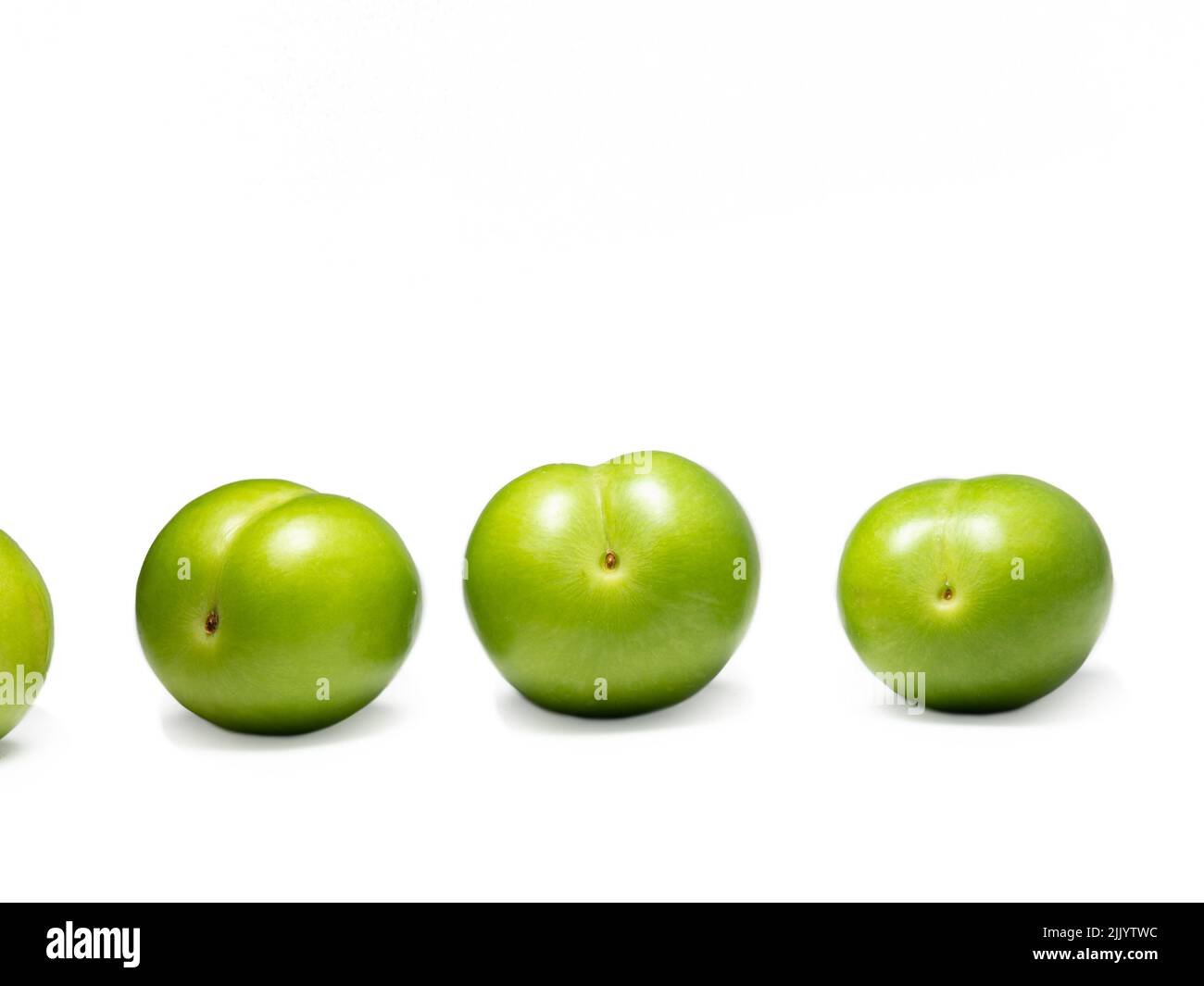 Isolat de prune cerise. Fond de fruit. Préparation de la sauce tkemali ...