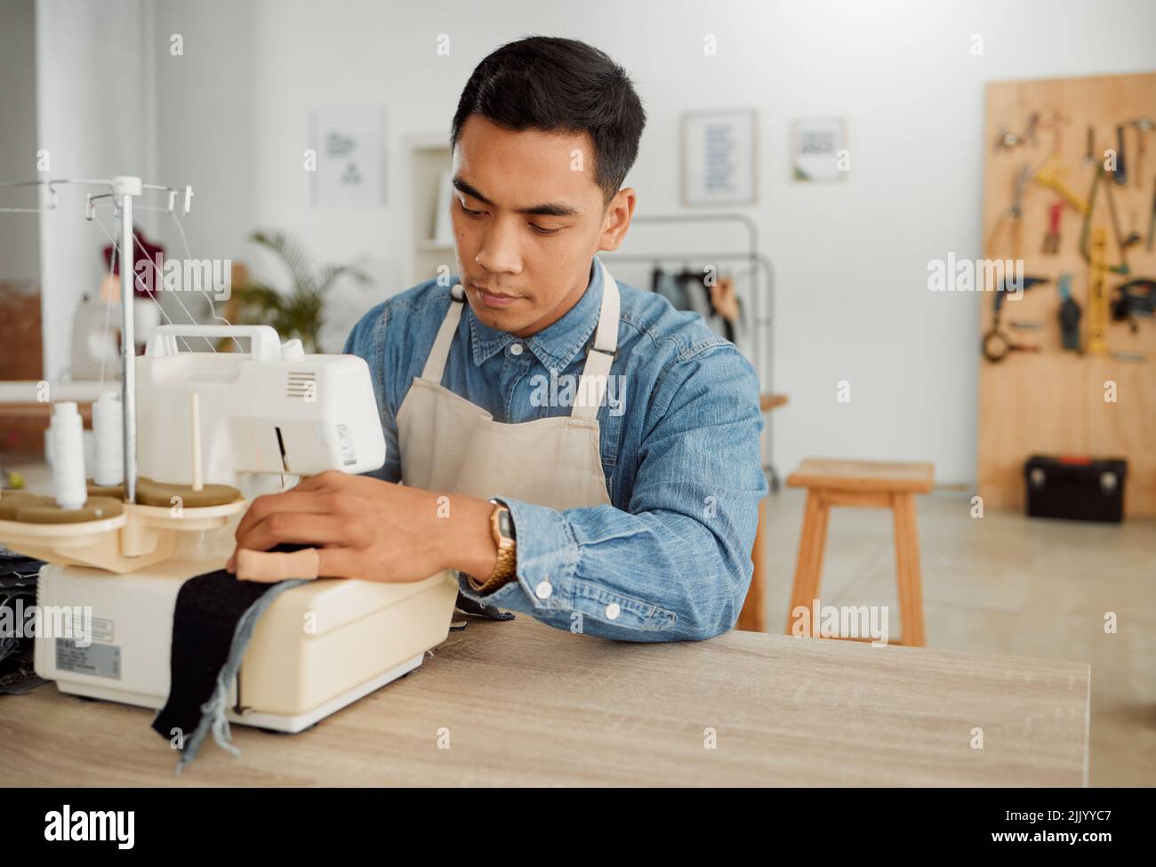 Designer de mode, jeune homme et étudiant créatif dans un atelier de ...