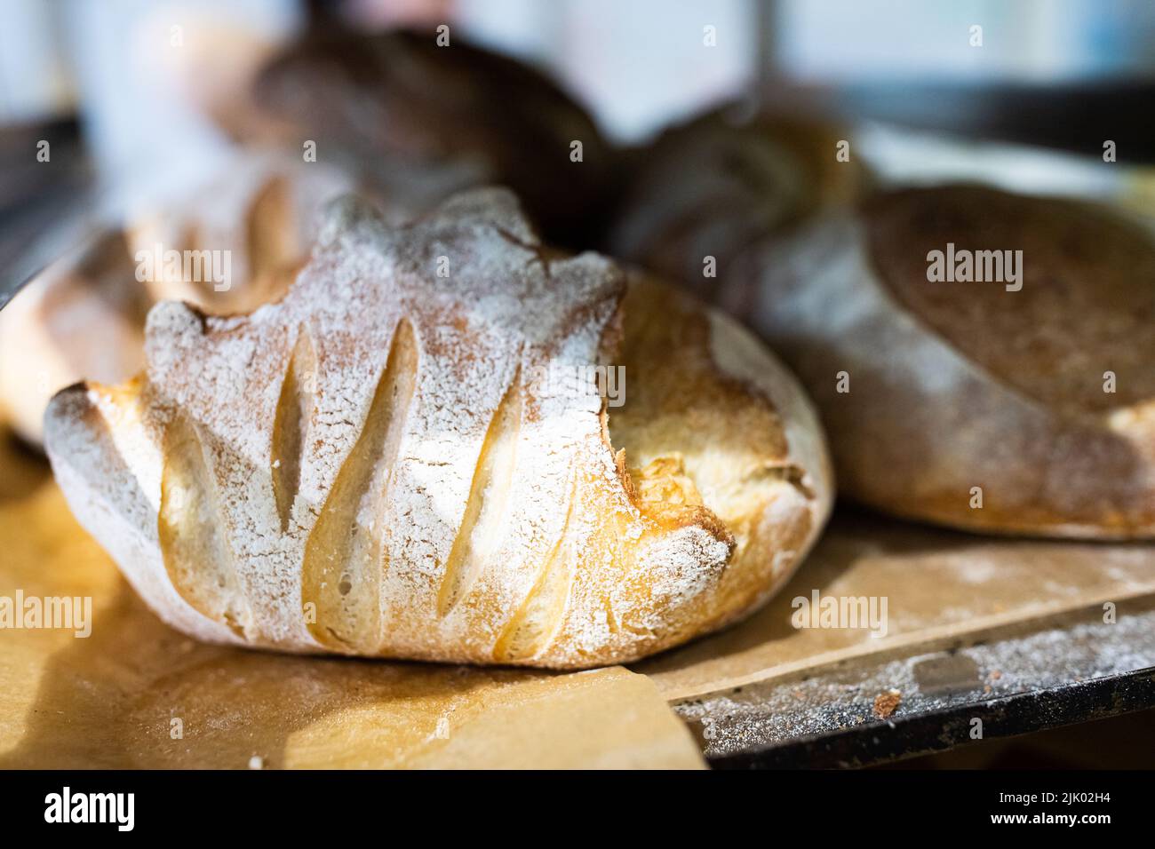 Pain artisanal sur le comptoir de la boulangerie. Le processus de ...