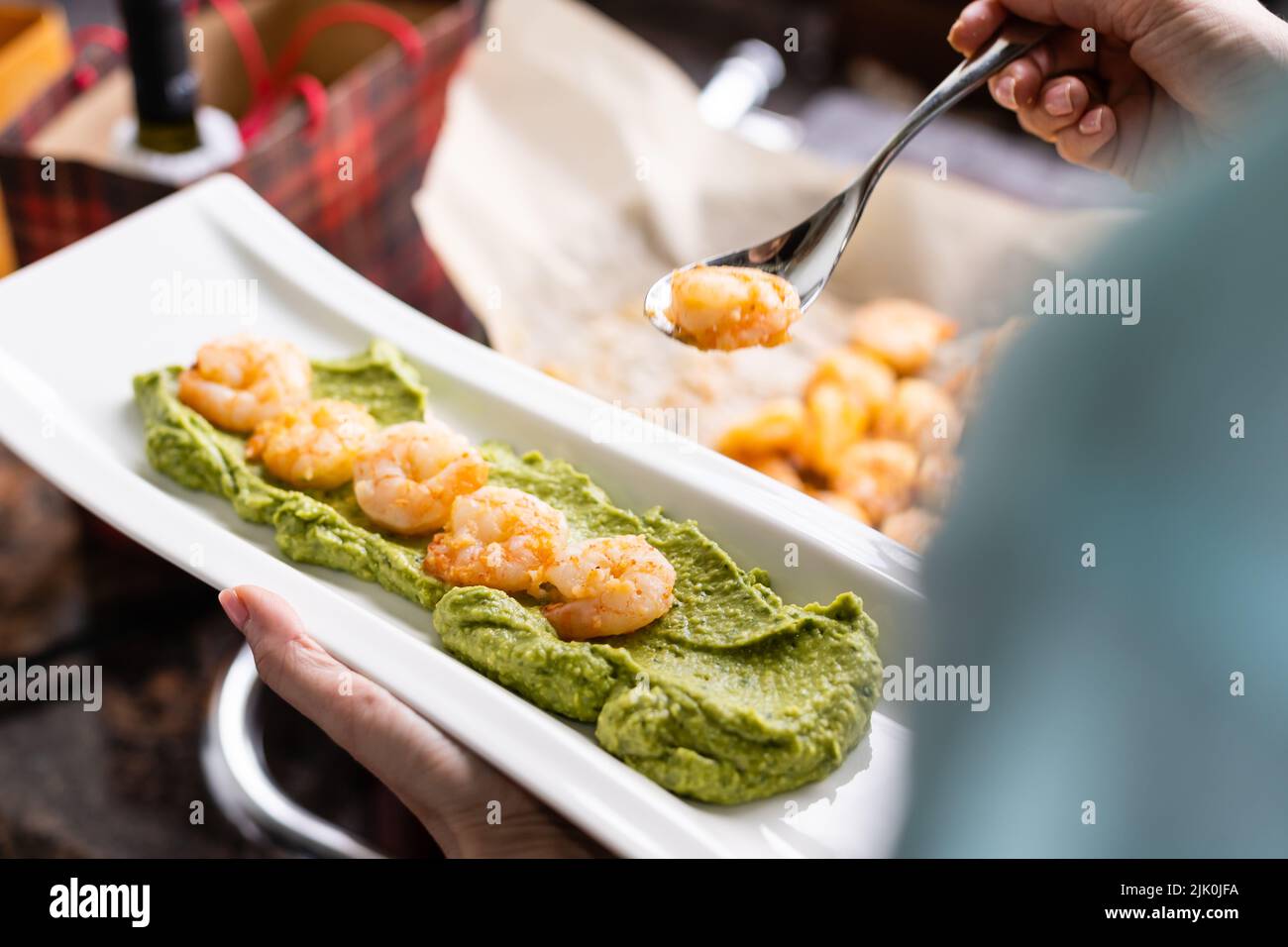 Crevettes à l'ail.Plat populaire de cuisine espagnole.Les ingrédients ...
