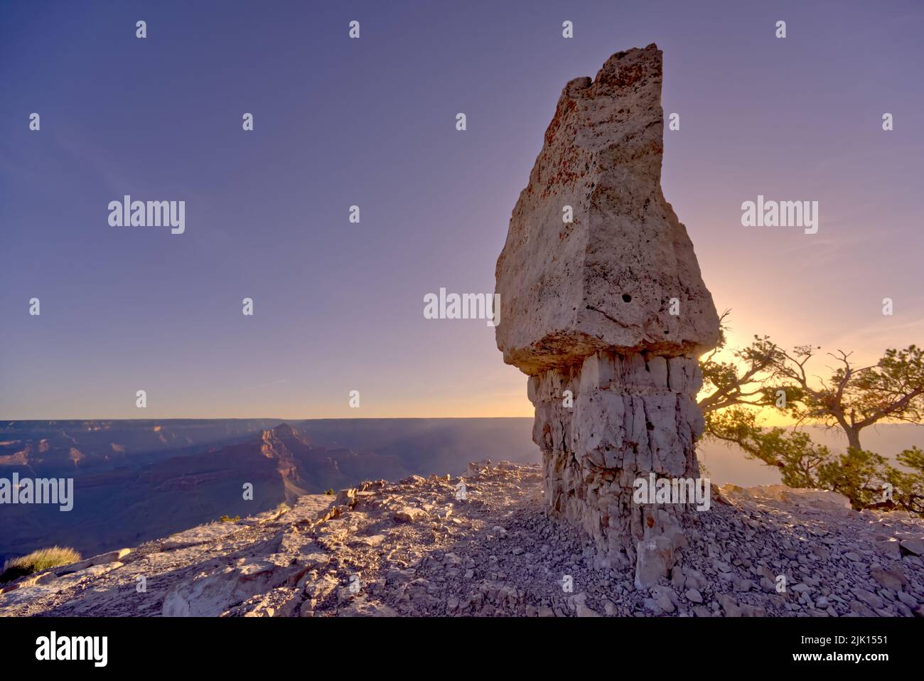 Le célèbre Mushroom Rock à Shoshone point au lever du soleil, parc national du Grand Canyon ...
