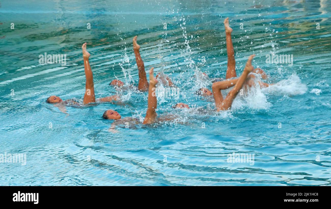 Synchronized swimmers underwater Banque de photographies et d’images à ...
