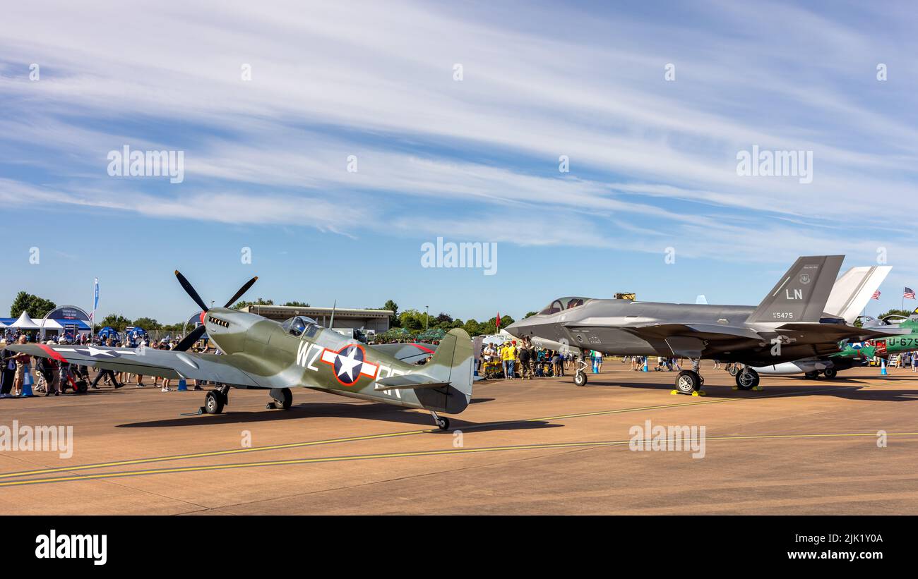 The American Spitfire 'RW832' et Lockheed Martin F-35A Lightning II du ...