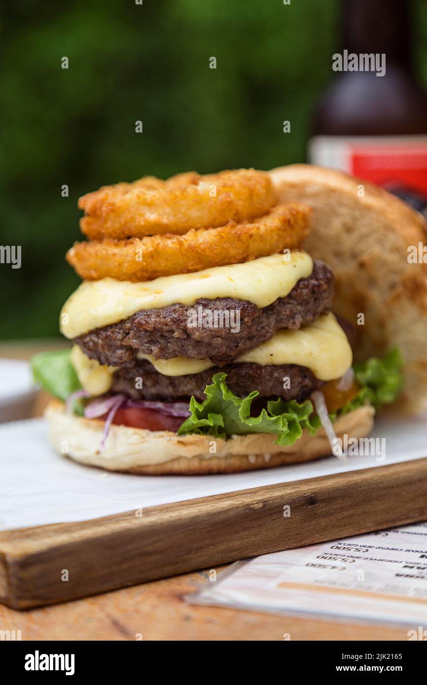 Onion rings tomato lettuce Banque de photographies et d’images à haute ...