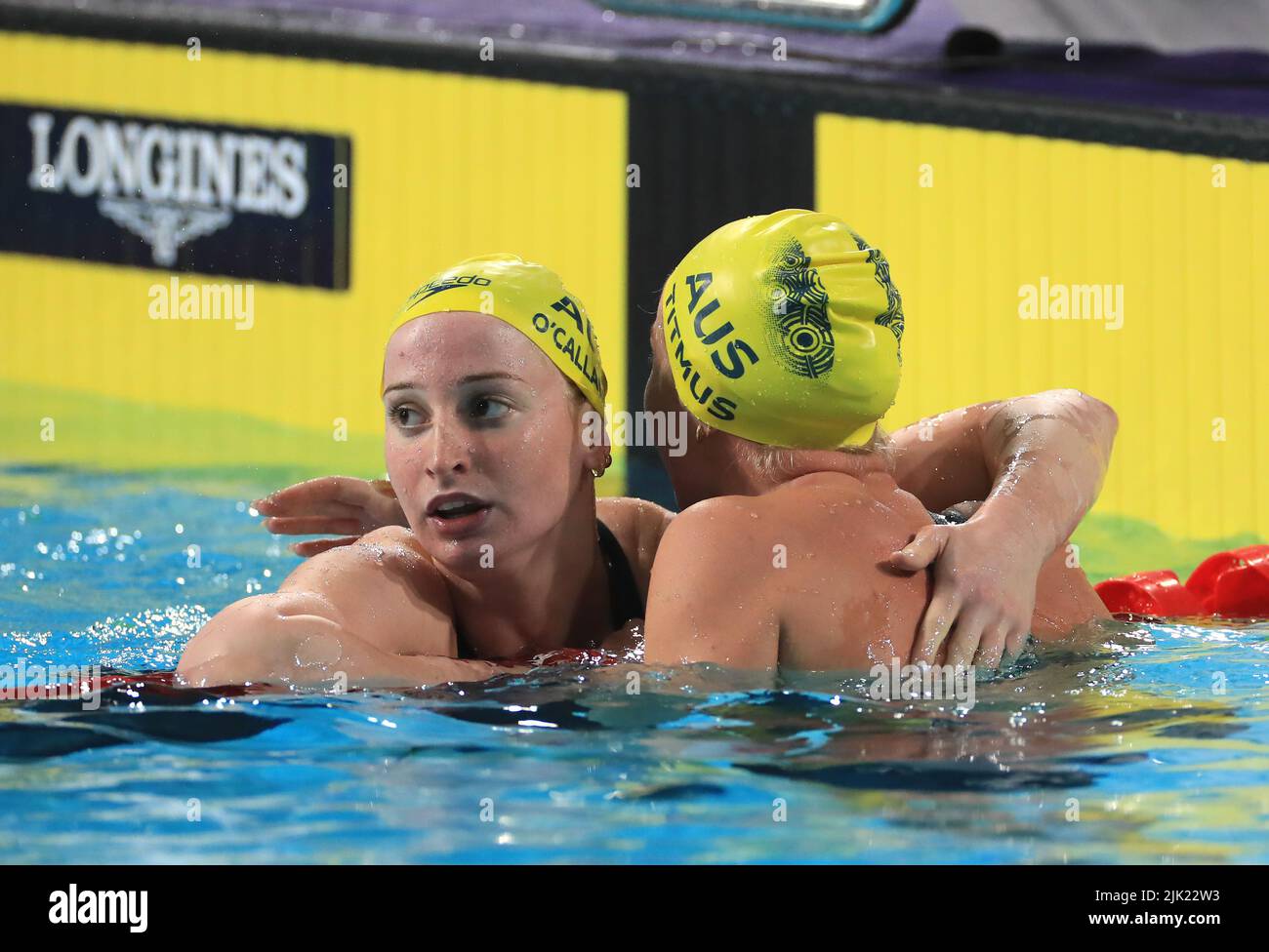 Mollie O'Callaghan (à gauche) et Ariarne Titmus réagissent après avoir pris respectivement de l ...
