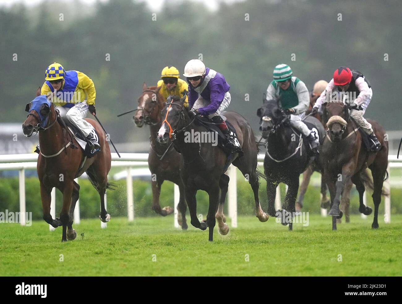 Flamme de l'Eire criblée par le jockey Andrew Slattery (au centre ...