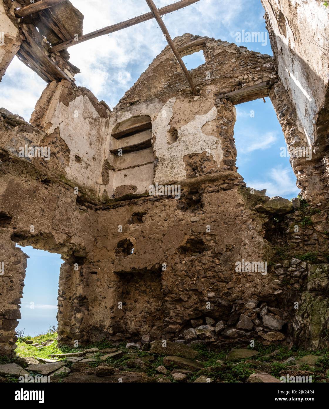 Une maison en ruines sur le célèbre chemin des dieux sur la côte ...