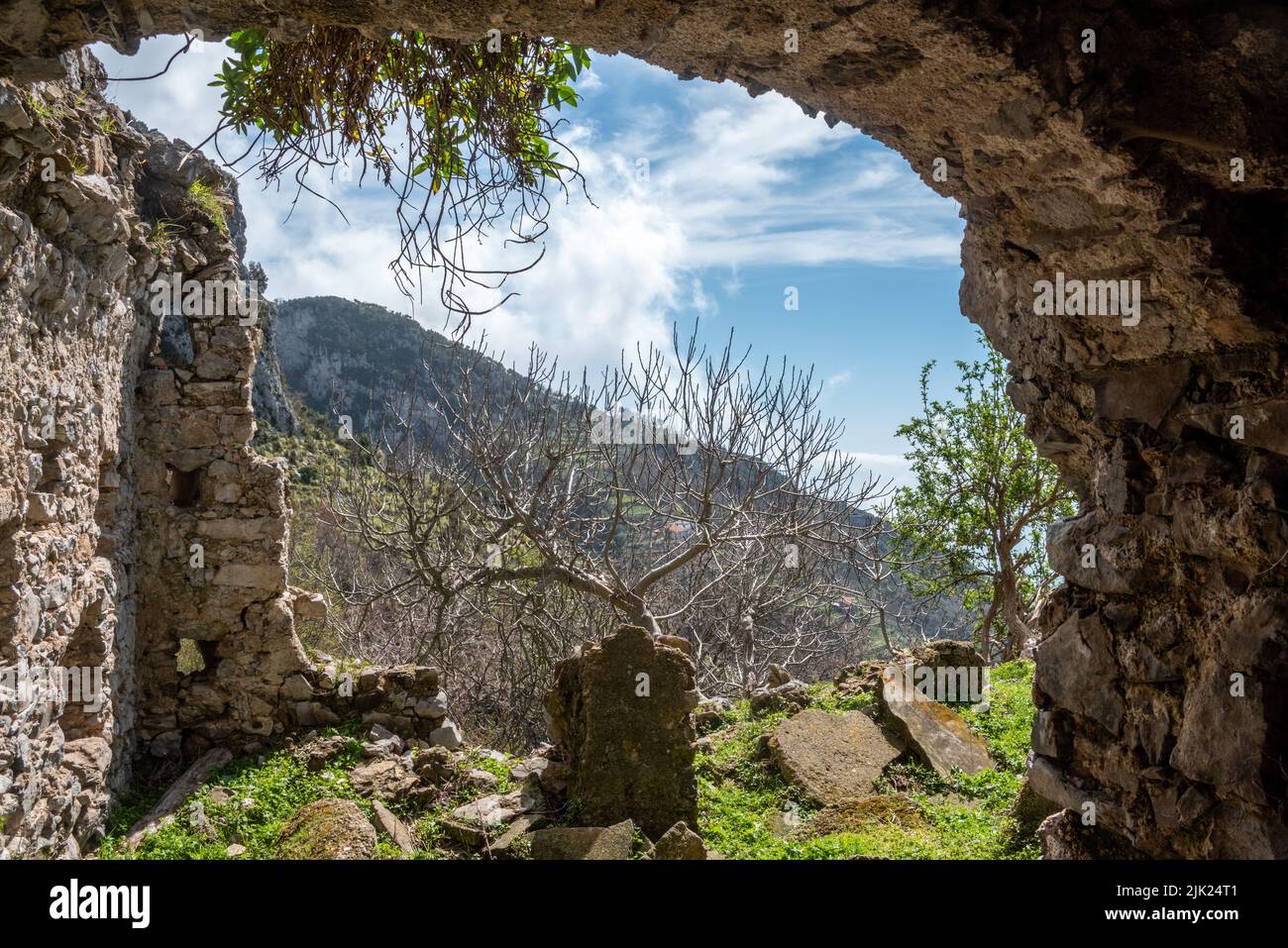 Une maison en ruines sur le célèbre chemin des dieux sur la côte ...