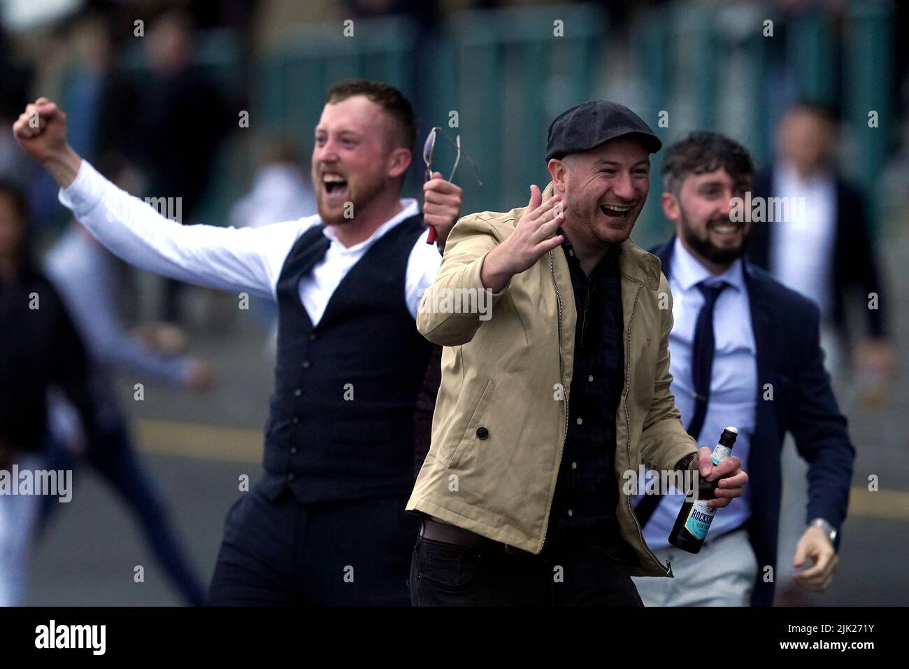 Les Racegoers fêtent après que la Hacienda criblée par le jockey Jake ...
