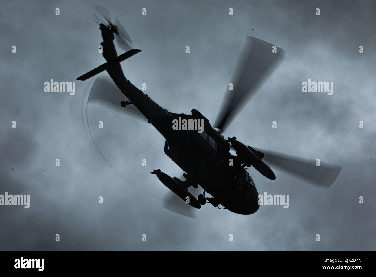 Un FAUCON noir UH-60 vole après avoir laissé tomber des scouts de ...