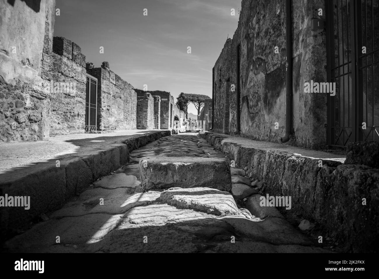 Un passage en croix d'une route romaine typique dans l'ancienne ville ...