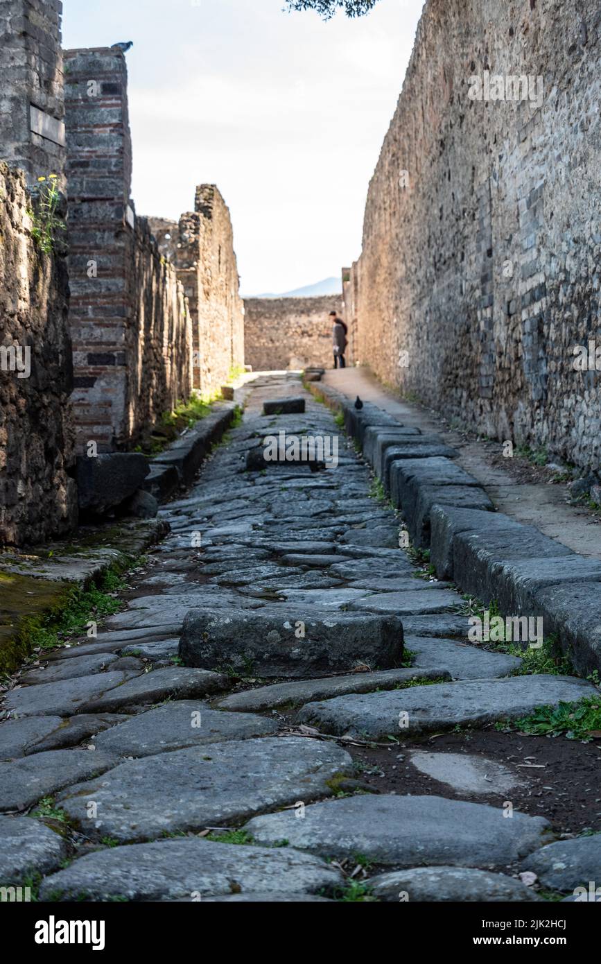 Un passage en croix d'une route romaine typique dans l'ancienne ville ...