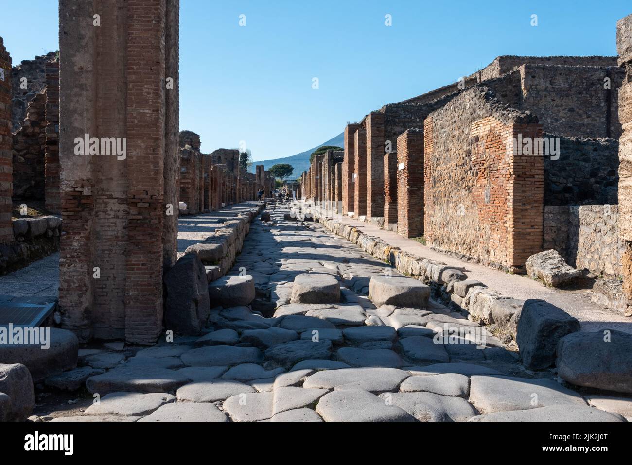 Un passage en croix d'une route romaine typique dans l'ancienne ville ...