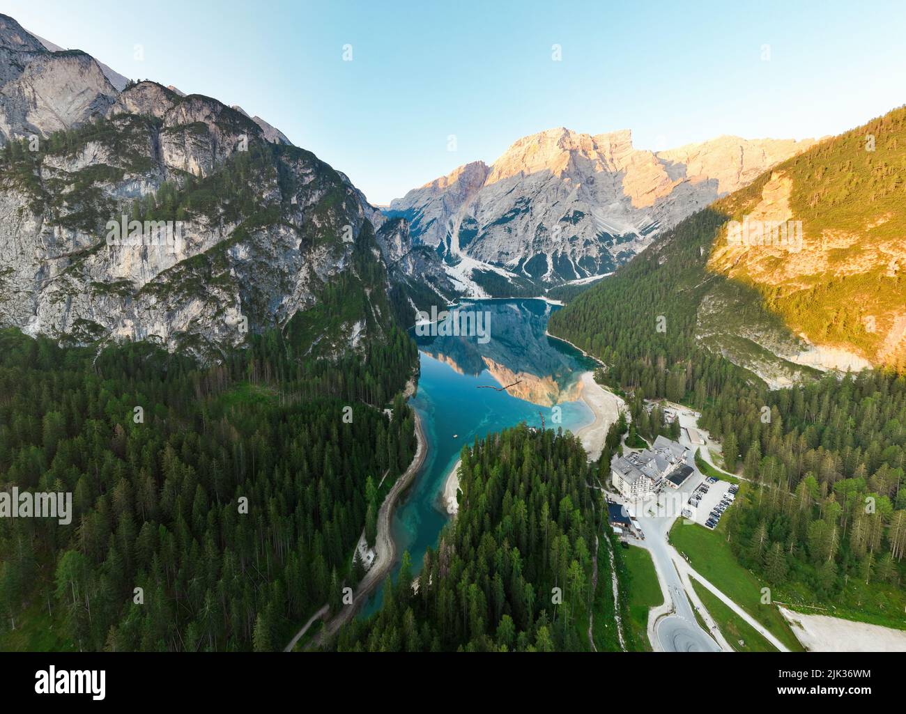 Lago di braies at sunrise Banque de photographies et d’images à haute ...