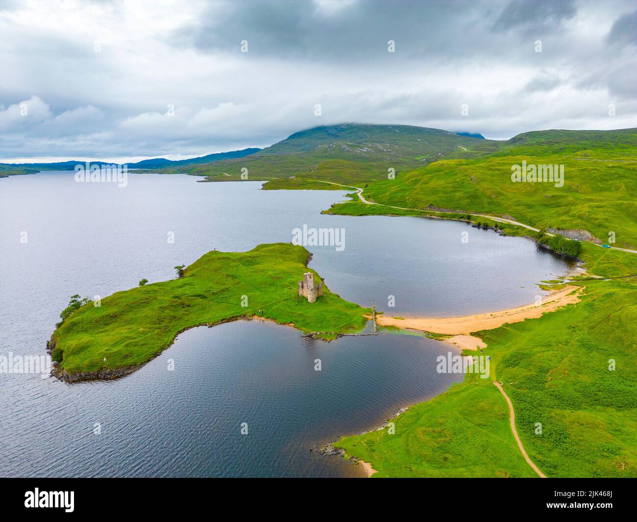 Vue aérienne du drone du château d'Ardvreck sur la route North Coast ...