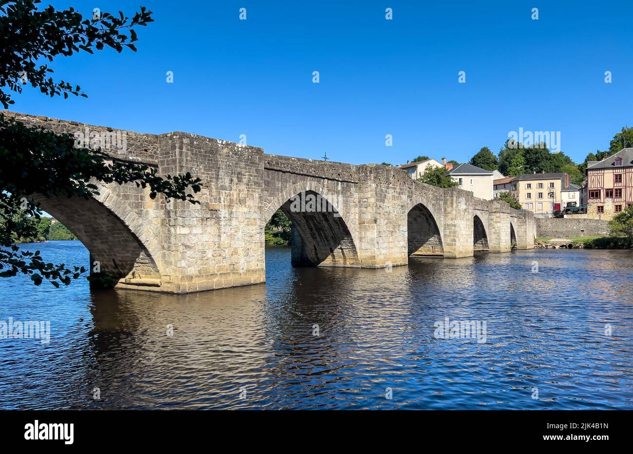 Pont Saint-Martial à Limoges, un pont voûté d'arche terminé en 1215 ...