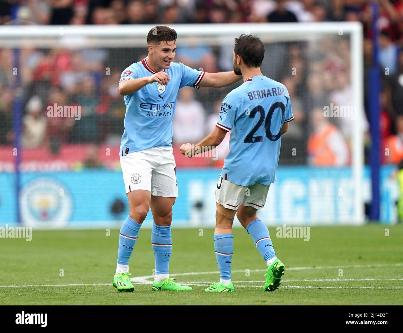 Julian Alvarez, de Manchester City (à gauche), célèbre le premier but ...