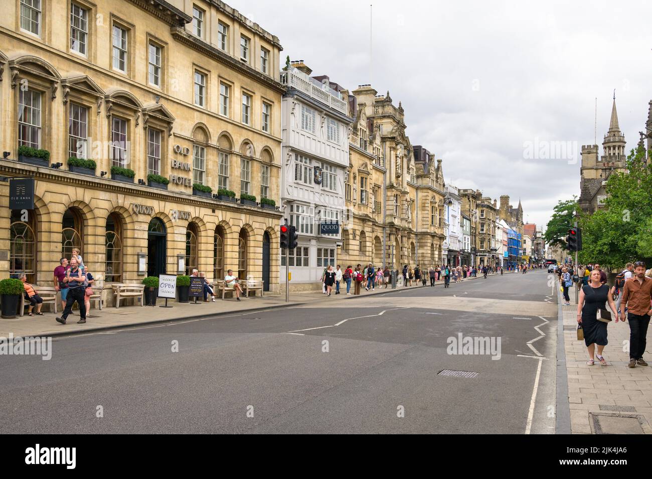 Découvrez les touristes et les bâtiments de High Street, avec Old Bank ...
