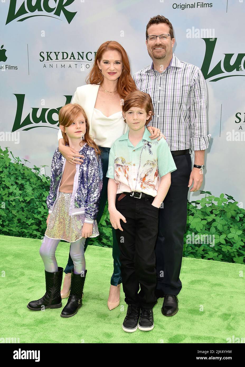 Sarah Drew et Peter Lanfer, Micah Lanfer et Hannah Lanfer marchent sur ...