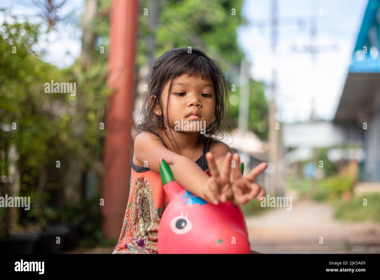 Une Jeune Fille Thaïlandaise Fait Le Signe De Paix Avec Deux Mains Tout