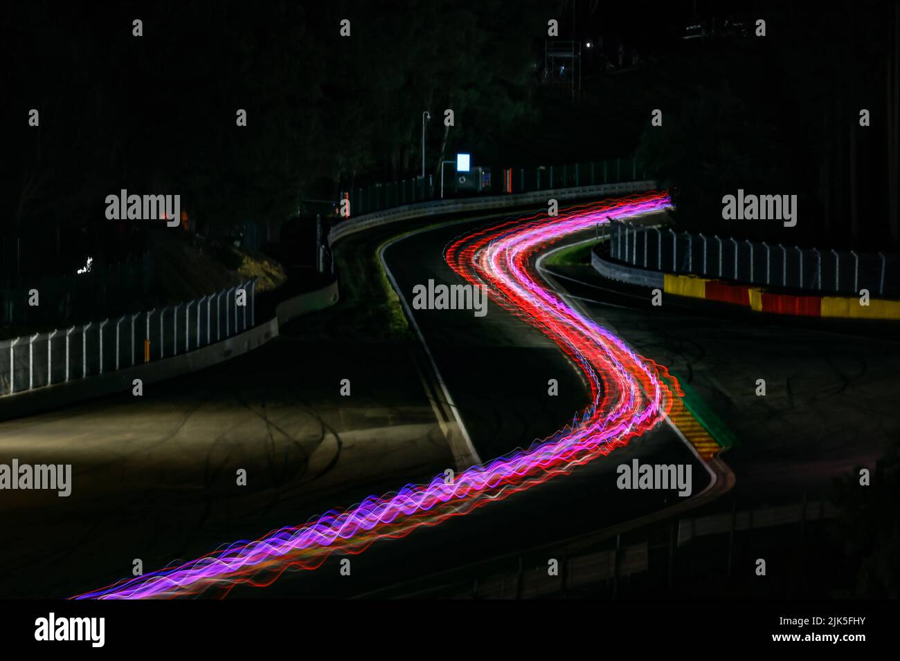 Voitures en action de nuit, raidillon, pendant les TotalEnergies 24 ...