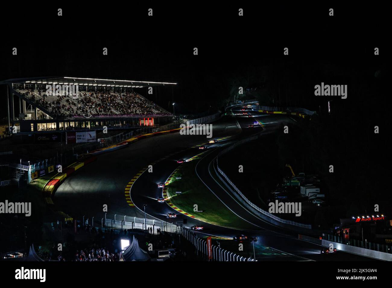 Voitures en action de nuit, raidillon, eau rouge, pendant les ...
