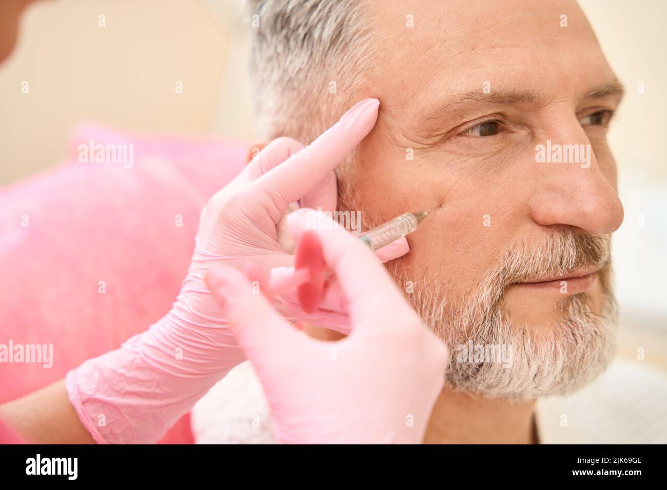 Injections acide hyaluronique homme Banque de photographies et d’images ...