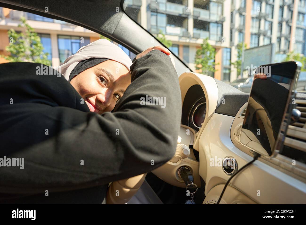 Femme se pencha sur moteur voiture Banque de photographies et d’images ...