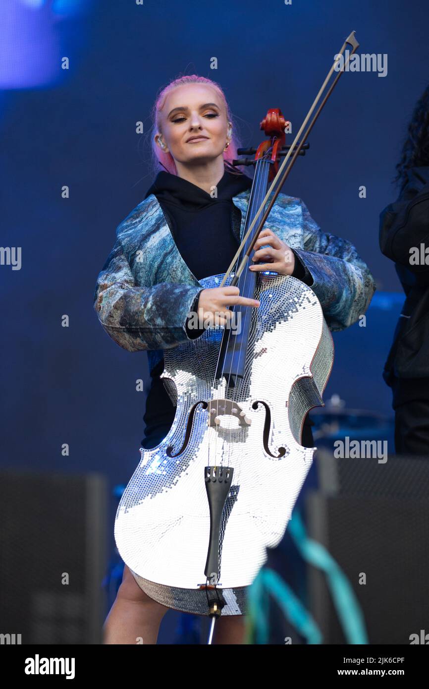 Clean bandit Banque de photographies et d’images à haute résolution - Alamy
