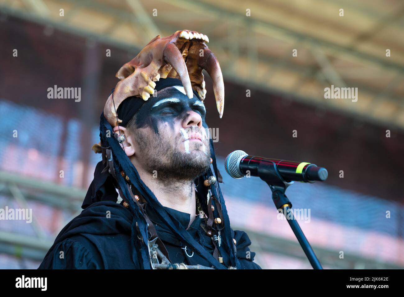 RÉGION DE TVER, RUSSIE - 22 JUILLET 2022 : soliste du groupe 'YARuGA' dans une image de scène ...
