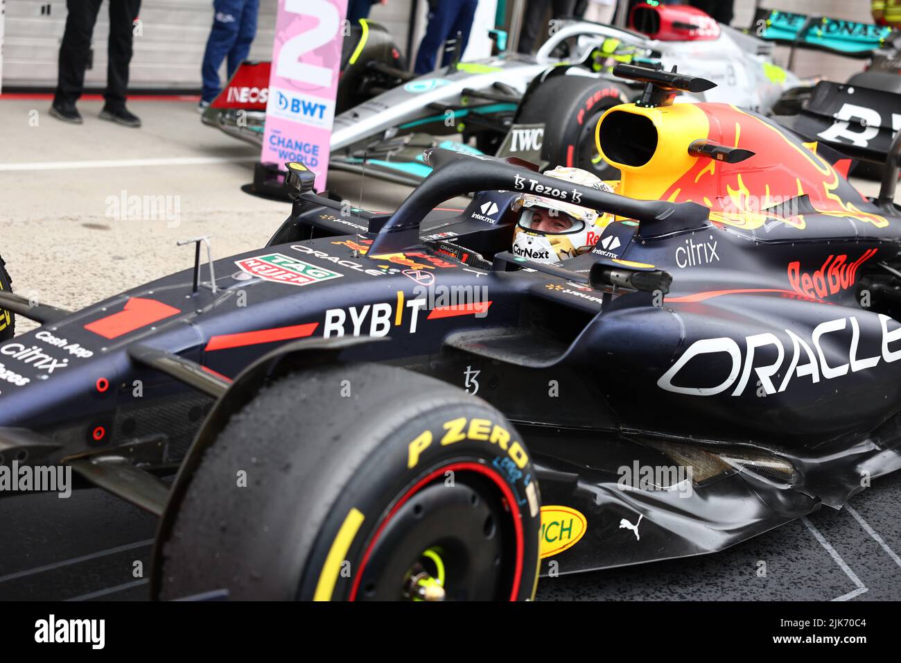 Le vainqueur de la course Max Verstappen (NLD) Red Bull Racing RB18 célèbre dans le parc ferme ...