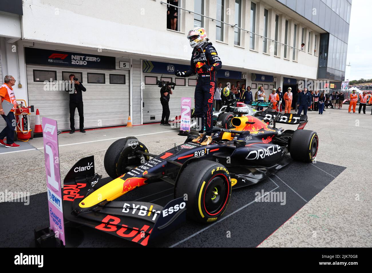 Le vainqueur de la course Max Verstappen (NLD) Red Bull Racing RB18 célèbre dans le parc ferme ...