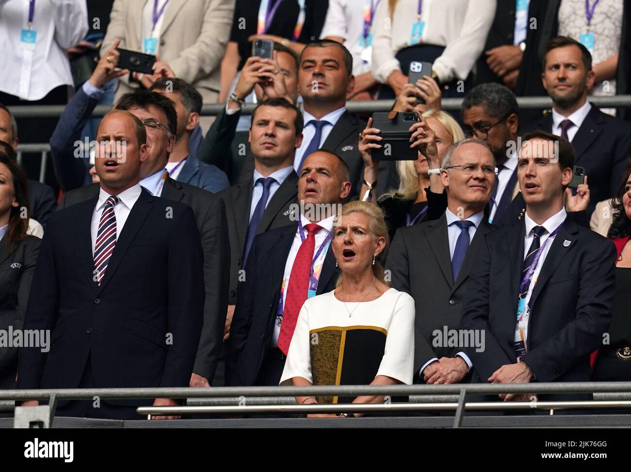 Le duc de Cambridge (à gauche) pendant l'hymne national avant la finale ...