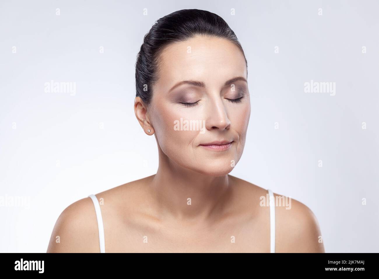 Gros plan portrait de belle femme d'âge moyen avec une peau parfaite ...