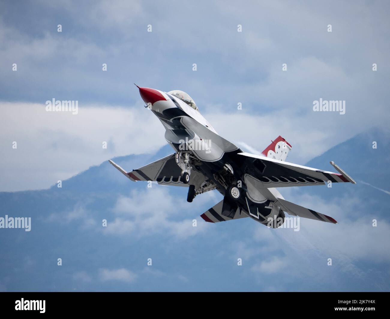 Le Maj. Kyle Oliver de la Force aérienne des États-Unis, s'opposant au ...