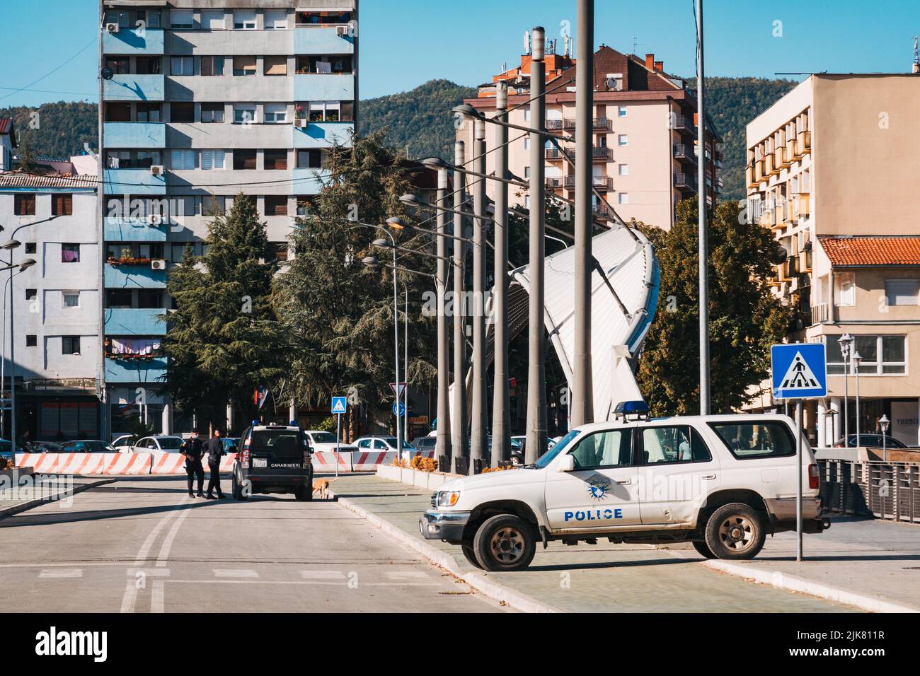La police du Kosovo et les Carabinieri italiens stationnés sur le ...