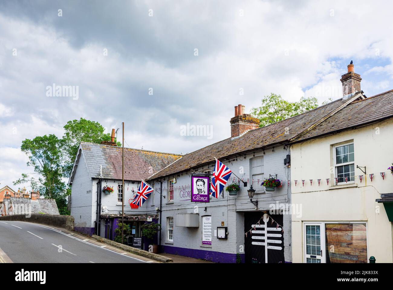 The George, un pub avec un panneau George Orwell 1984 et drapeau Union ...