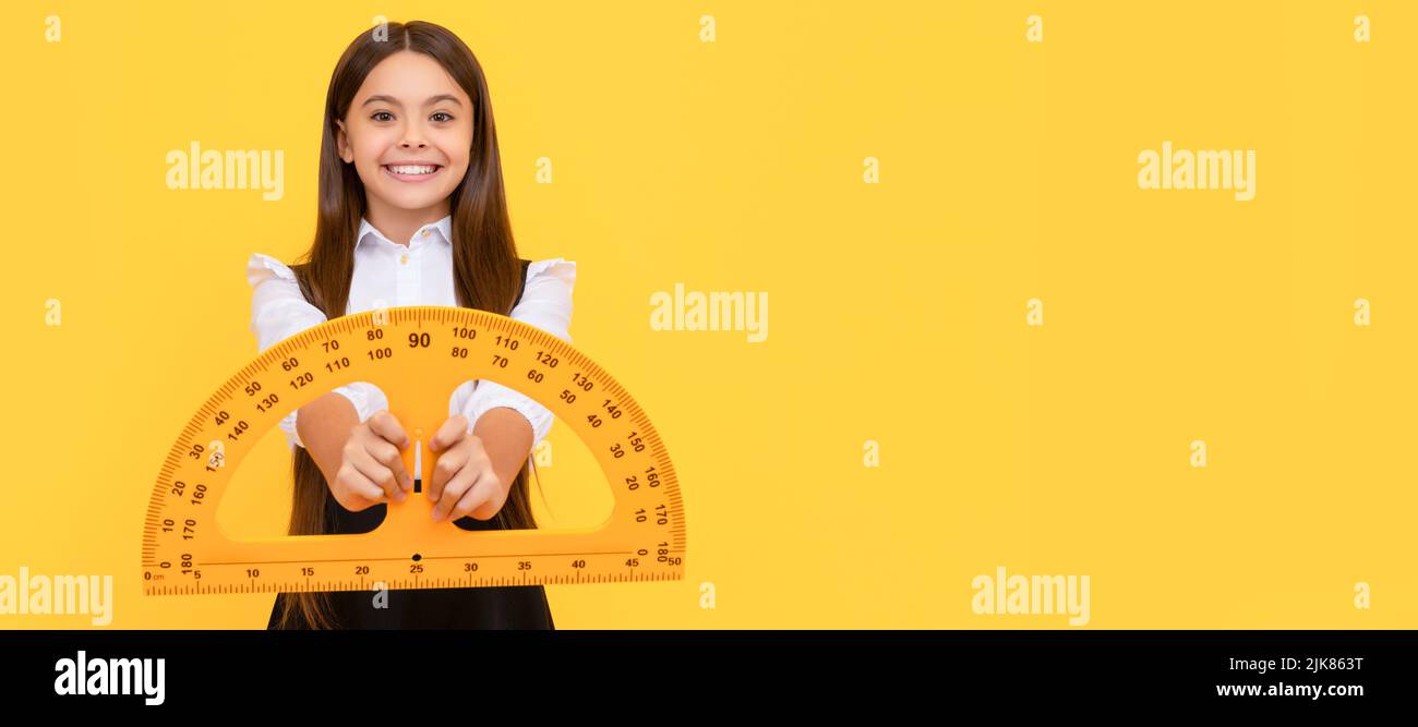 gamin gai dans l'uniforme d'école tiennent le protracteur de ...